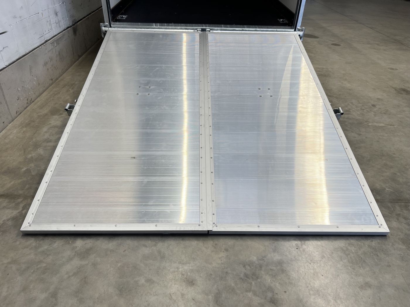 Vezeko TK C 27.35 SP Kombi Rampe Sond Kofferanhänger - Anhängerzentrum ...