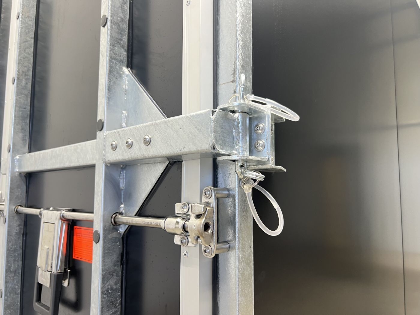 Vezeko TK C 27.35 SP Kombi Rampe Sond Kofferanhänger - Anhängerzentrum ...